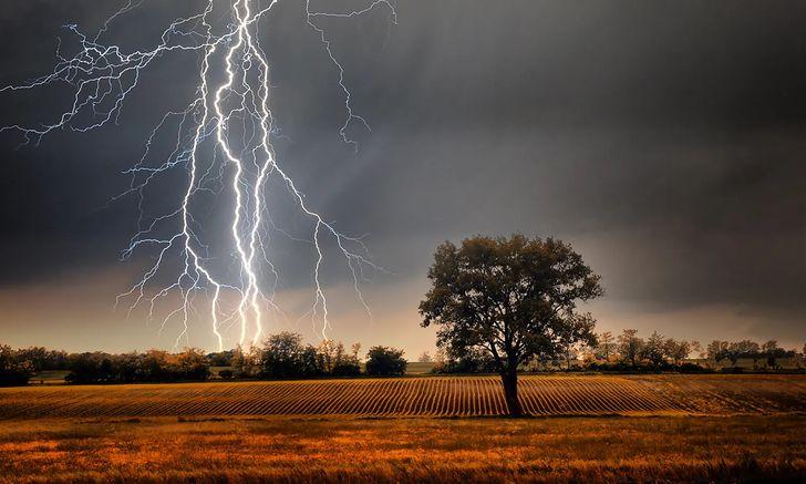 DAMAGES CAUSED BY LIGHTNING STRIKES TO COMPUTER-CONTROLLED MACHINES ...